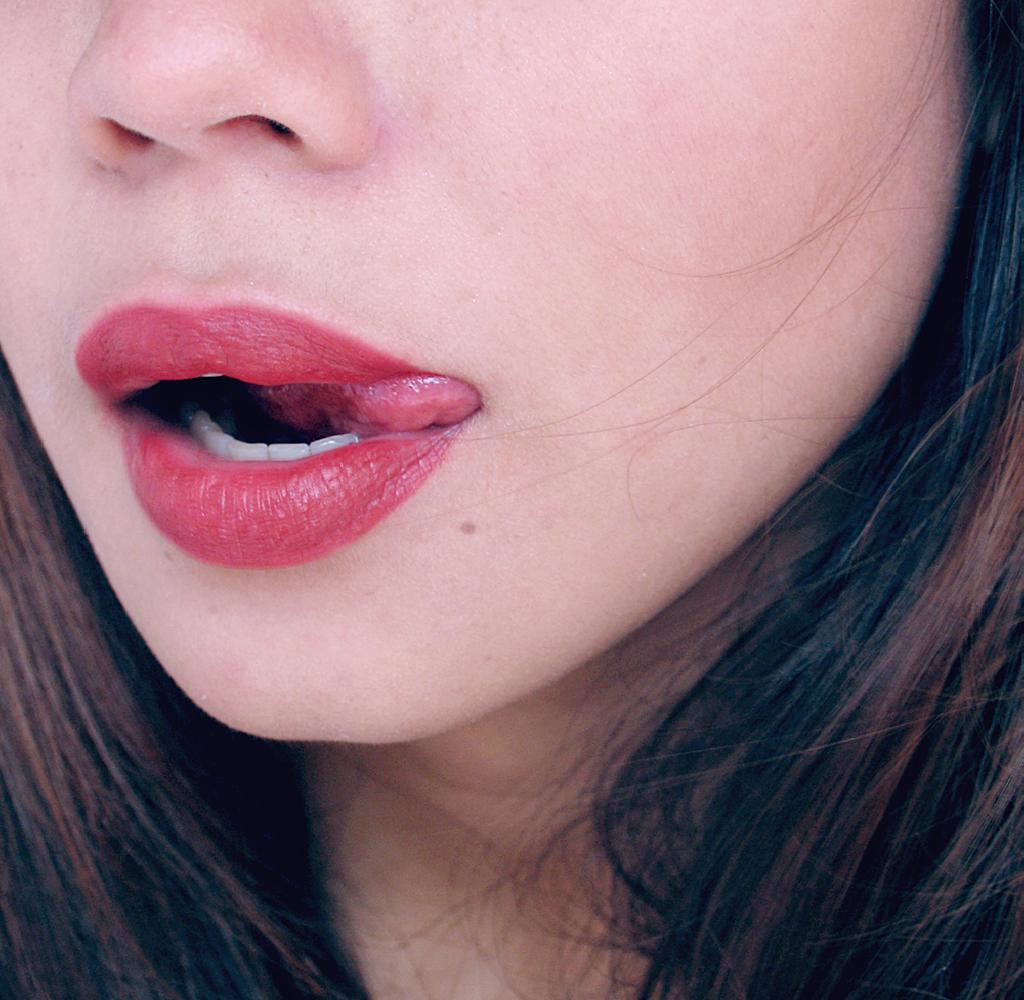 Flirty Body Language Of An Interested Woman Flirt au Dating Australia